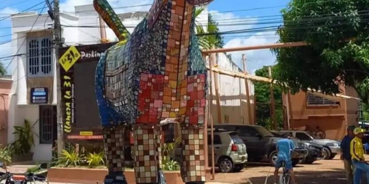 Monumento a la burra fue recibido con vivas y una caravana en Sincé (Sucre)