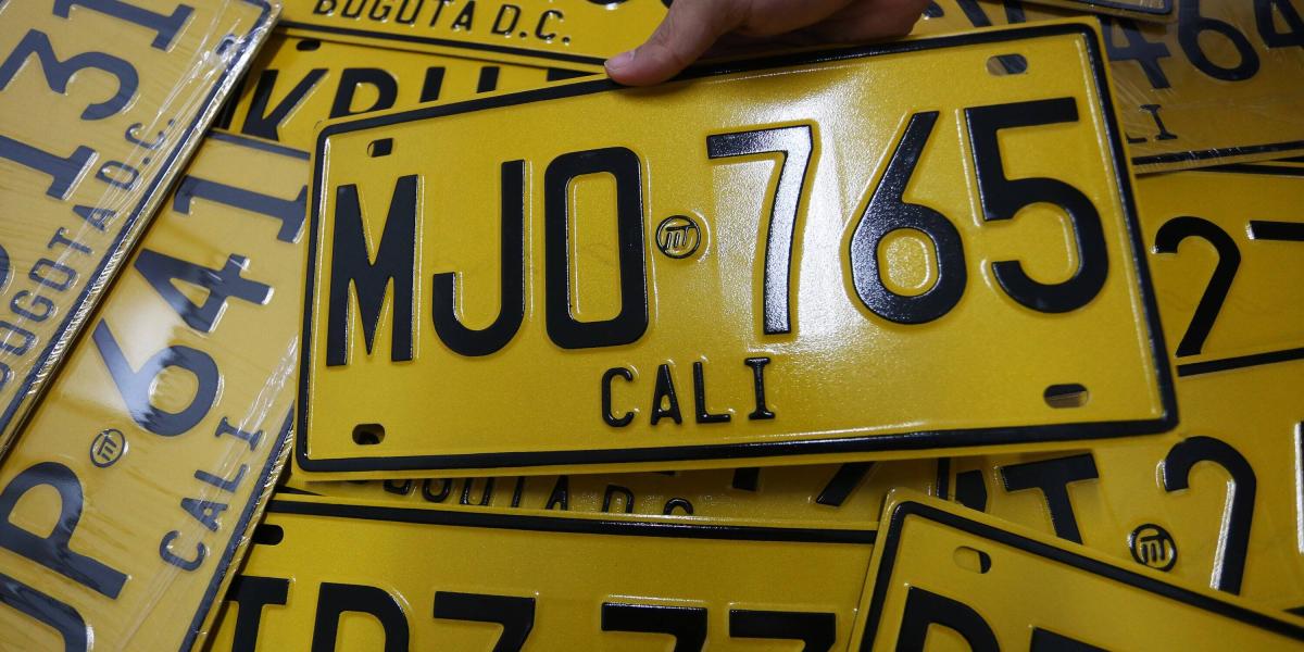 ¿Qué significan las letras en las placas de los carros en Colombia?
