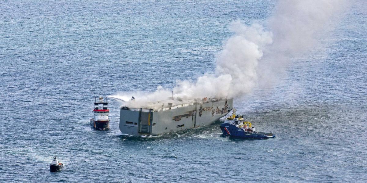 Barco incendiado con carros en el mar no es ni el primero ni el último ...