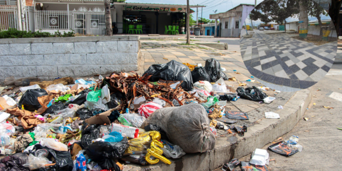 Barranquilla la costosa vía que sin estar inaugurada vive invadida de basuras