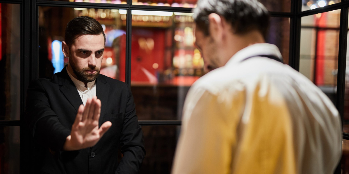 ¿Qué significa que un sitio 'se reserve el derecho de admisión'?