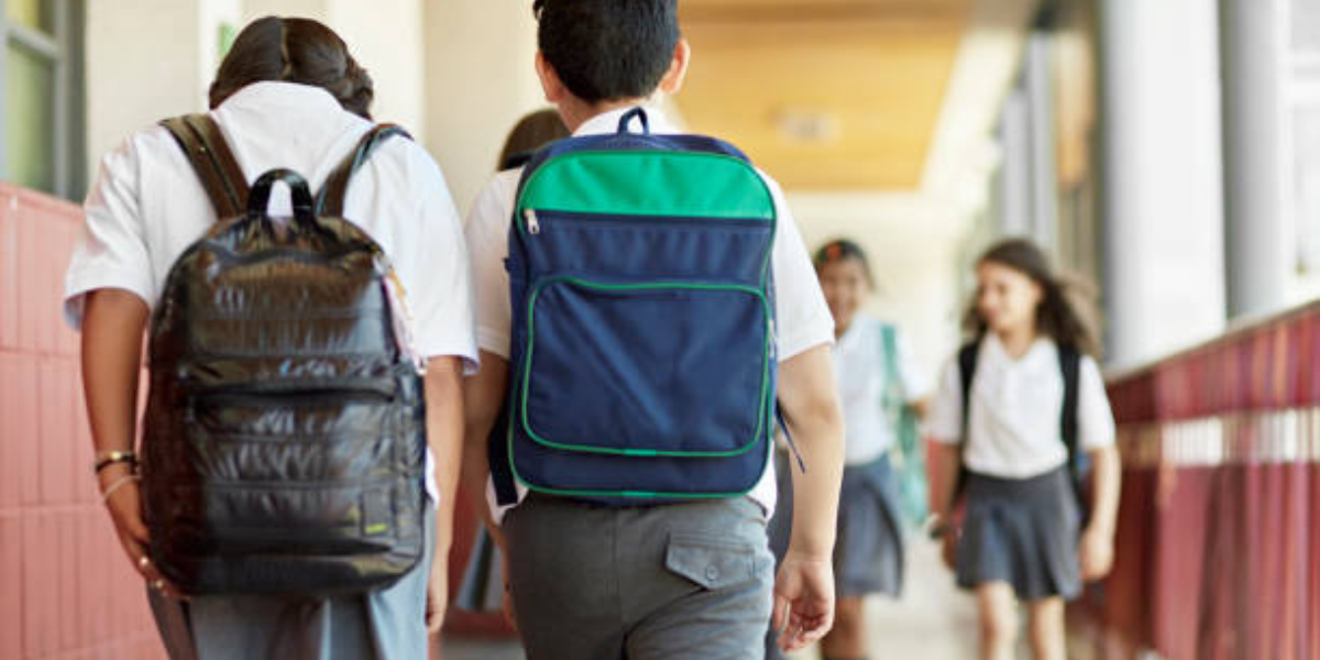Niño de 7 años va con falda a la escuela y es aplaudido por sus compañeros
