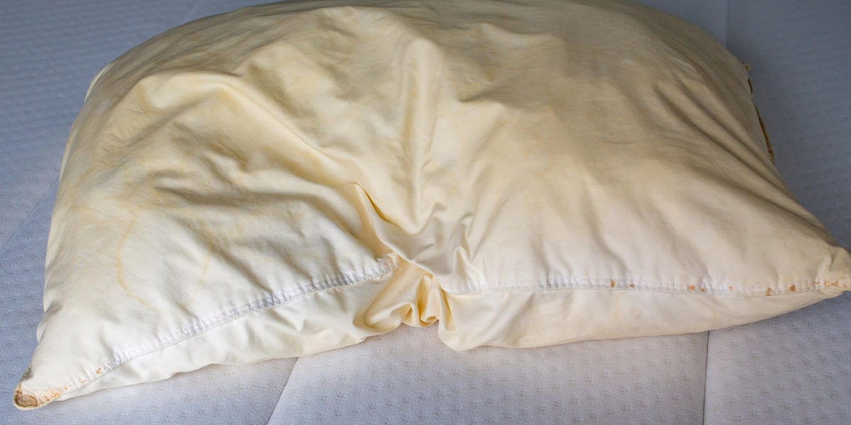 Por qué las almohadas se vuelven amarillas con el tiempo y cómo resolverlo