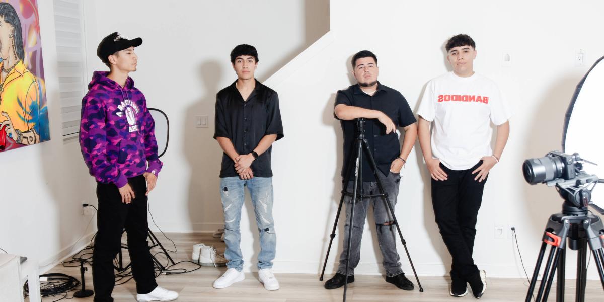 El podcast Agushto Papa une generaciones a través del regional mexicano