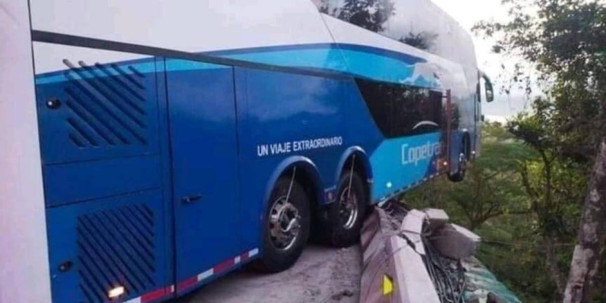 Accidente de tránsito en Guaduas: bus de copetran casi cae por un barranco