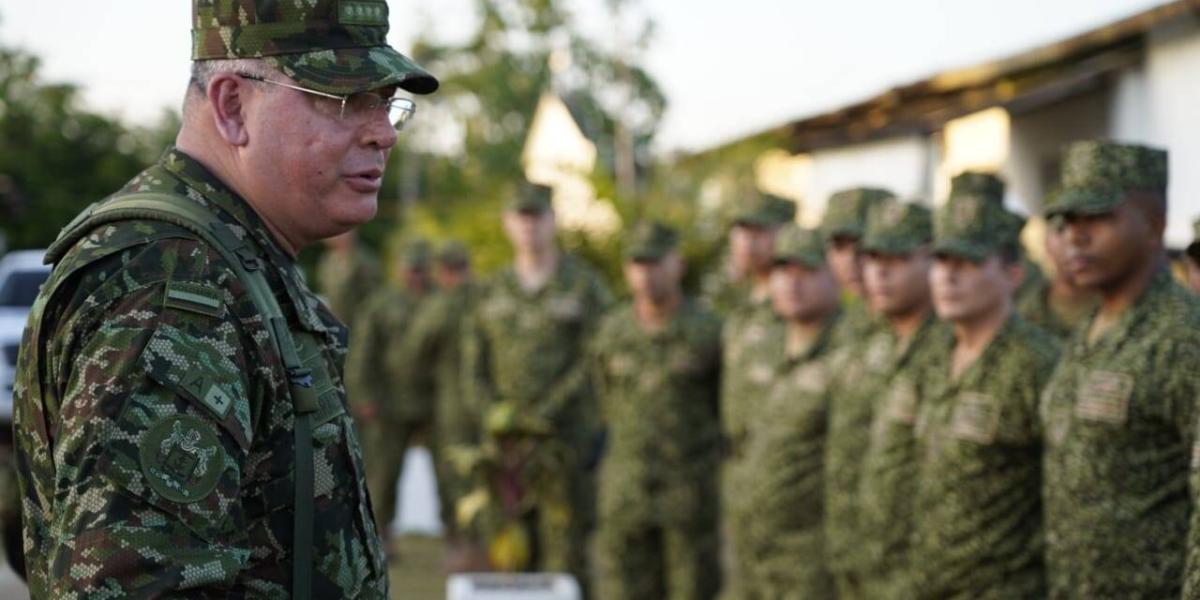 Escándalo: comandante de las FF.MM., se refiere al comandante del Ejército