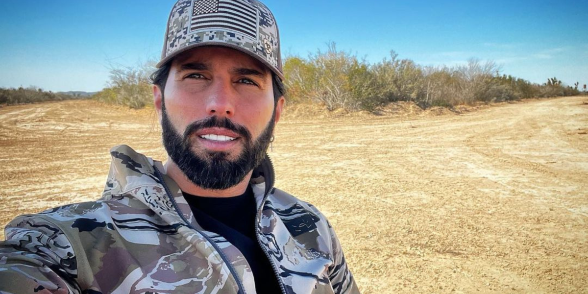 Poncho De Nigris: el día que fue apuñalado por uno de sus propios hermanos