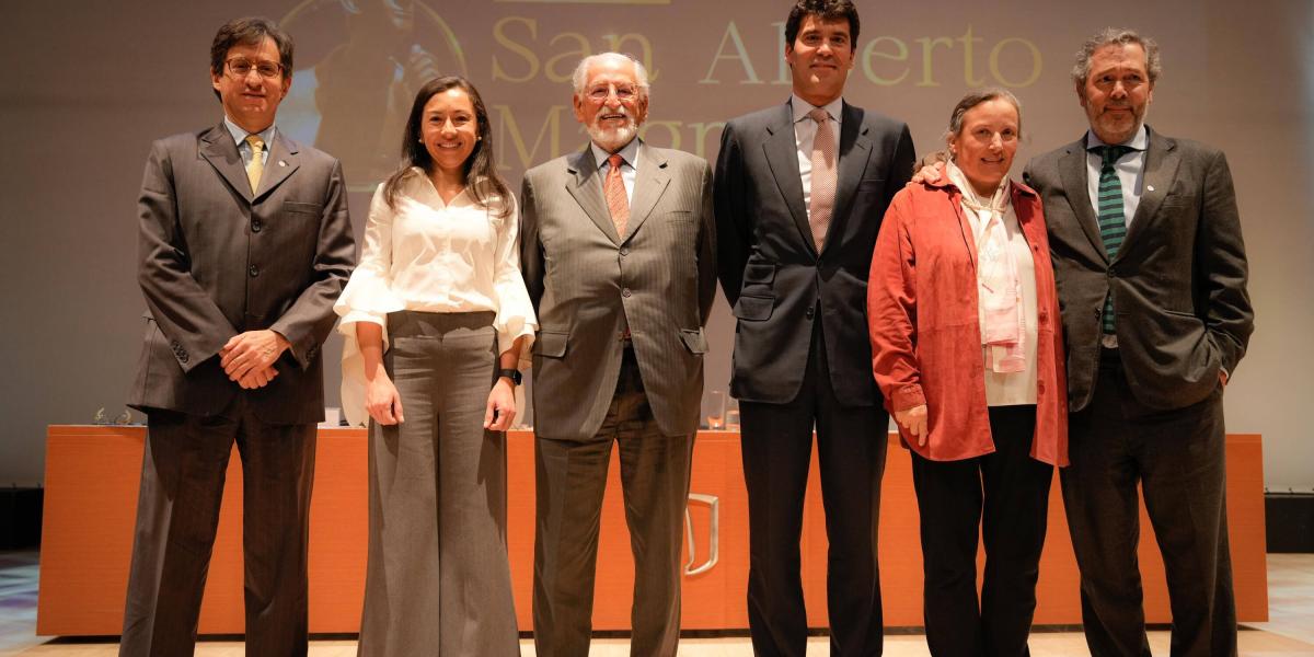 Familia Santo Domingo recibe distinción por parte de la Universidad de los Andes