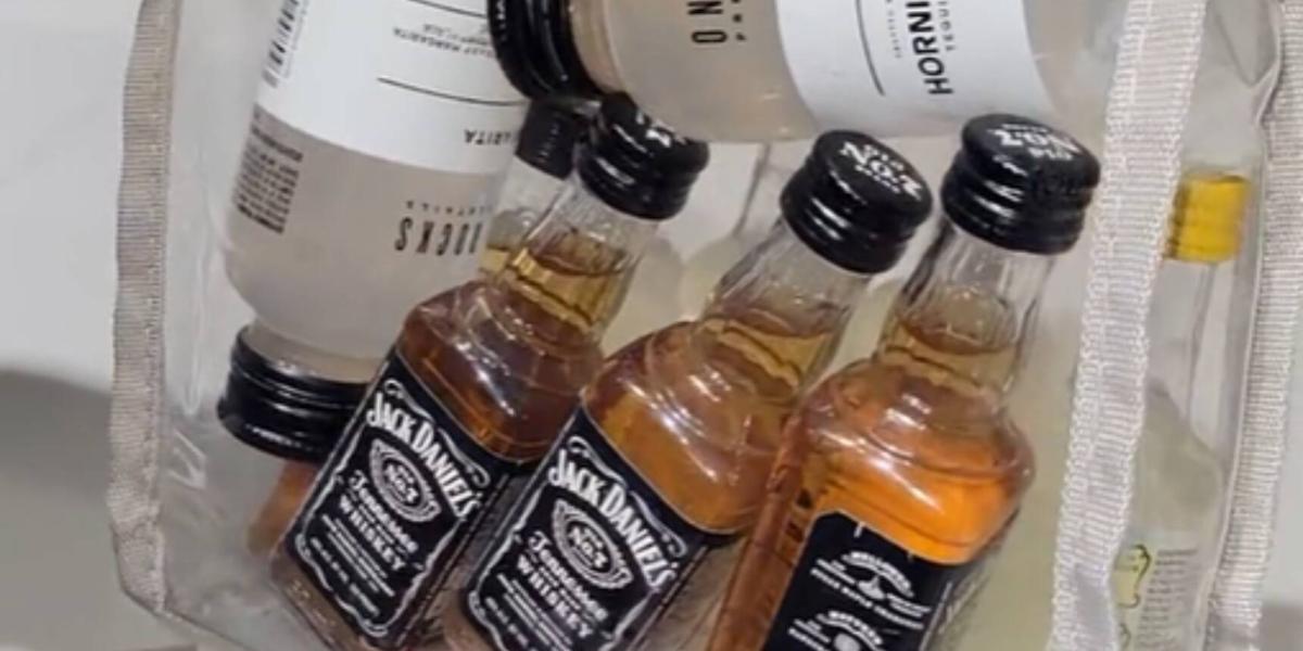 Reveló cómo subir pequeñas botellas de alcohol a un avión en EE. UU. y ...
