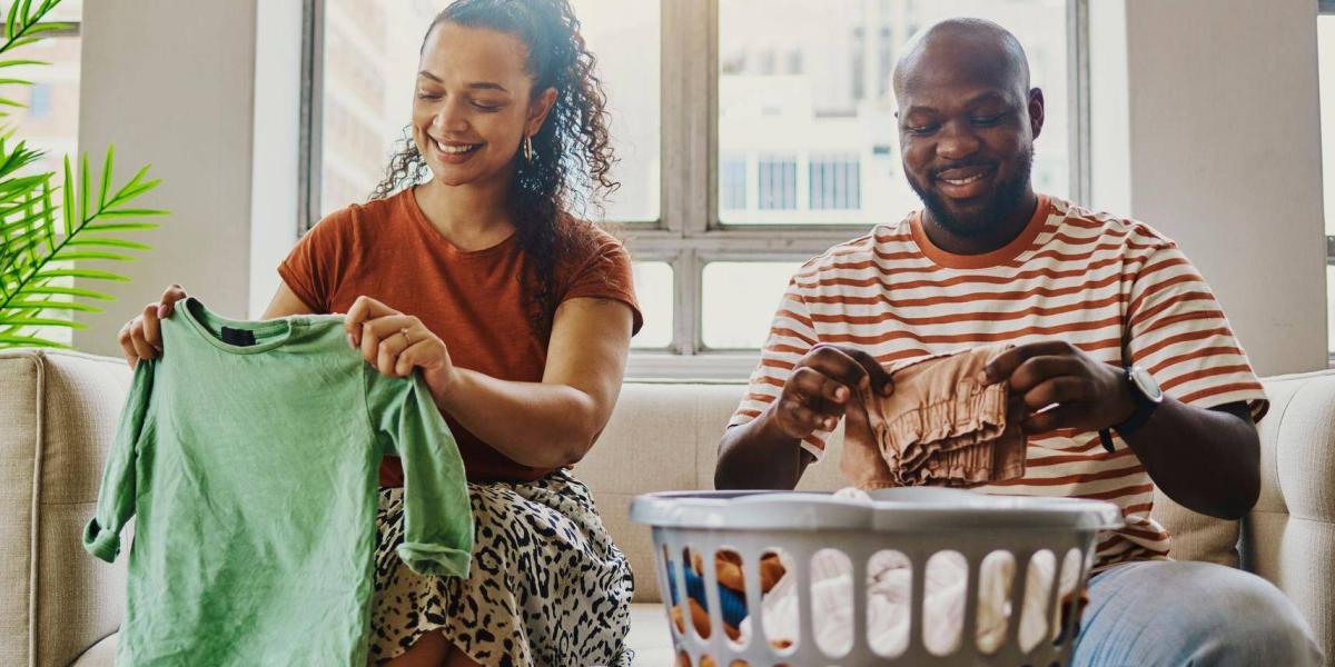 Cómo y cuándo organizar las tareas del hogar en pareja, según experta Rachel Drapper