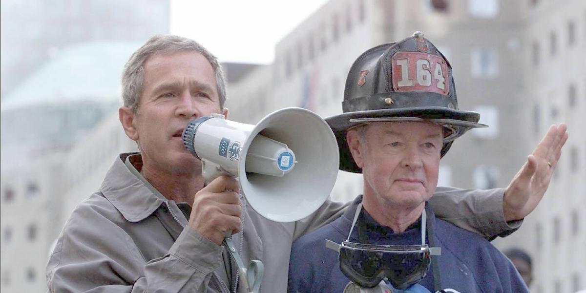 Falleció a los 91 años el bombero del 11s que posó con George Bush en ...