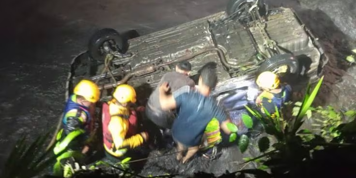 Bomberos rescatan dos personas atrapadas en carro que fue arrastrado por creciente