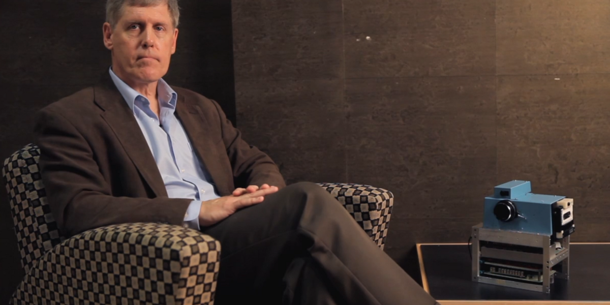 Así era la primera cámara digital portátil creada por Steven Sasson ...