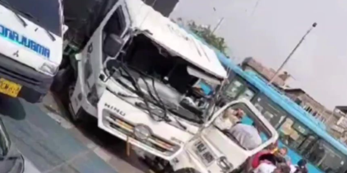 Bus del MIO se estrelló contra un camión en el suroriente de Cali, hay ...