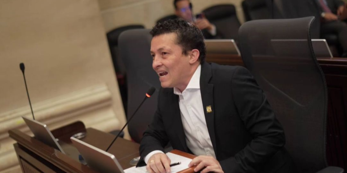 Congresista Alejandro Toro, del Pacto Histórico, es veedor en las ...