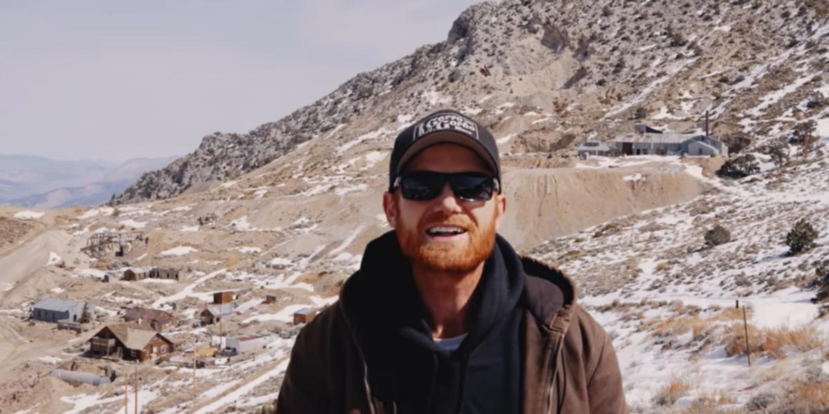 Se mudó de Texas y compró un pueblo fantasma en California para vivir allí