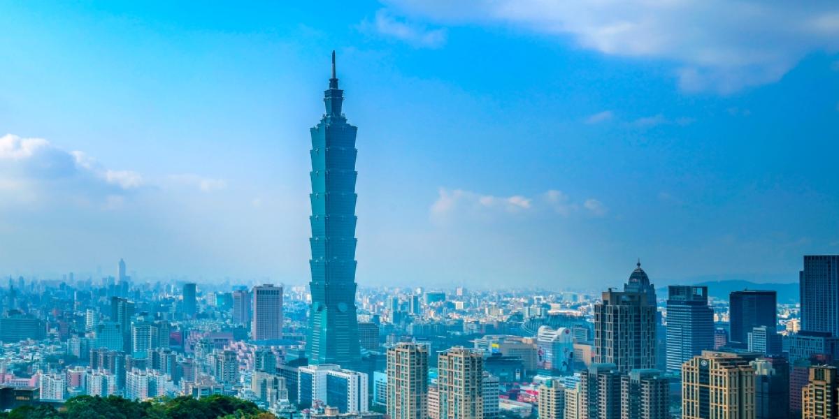 El rascacielos en Taiwán que usa un sistema con una bola gigante para no derrumbarse