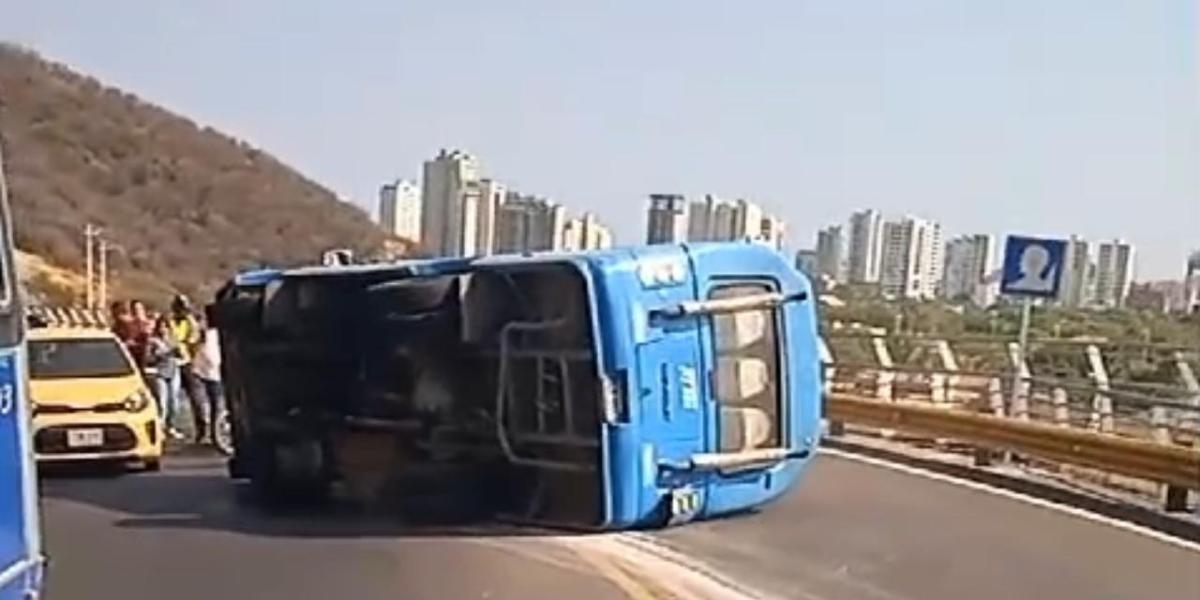 Santa Marta : buseta se quedó sin frenos y se volcó en cerro Ziruma