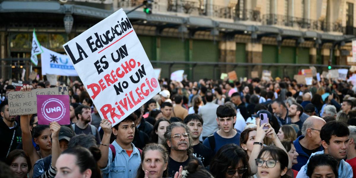 Protestas masivas en Argentina en defensa de la universidad pública ...