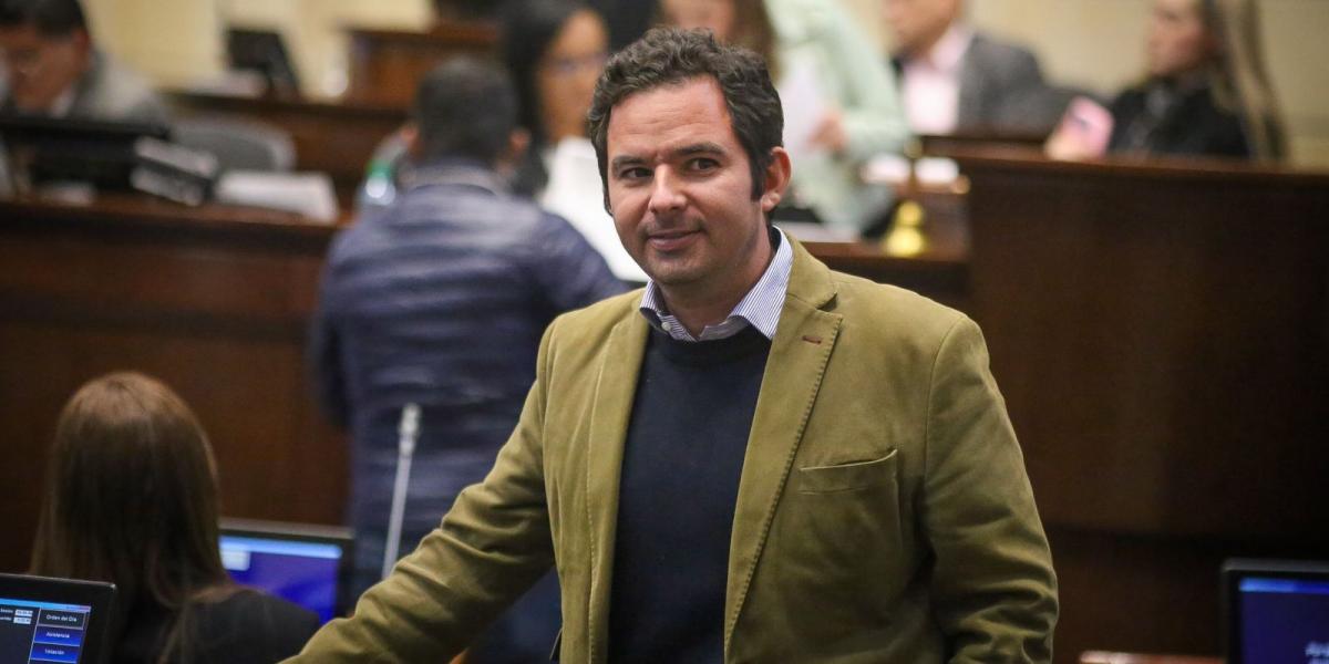 El senador del Centro Democrático, Carlos Meisel, cantó en homenaje a ...