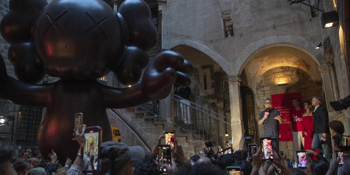 Robbie Williams presenta en Barcelona obras de arte inéditas inspiradas ...