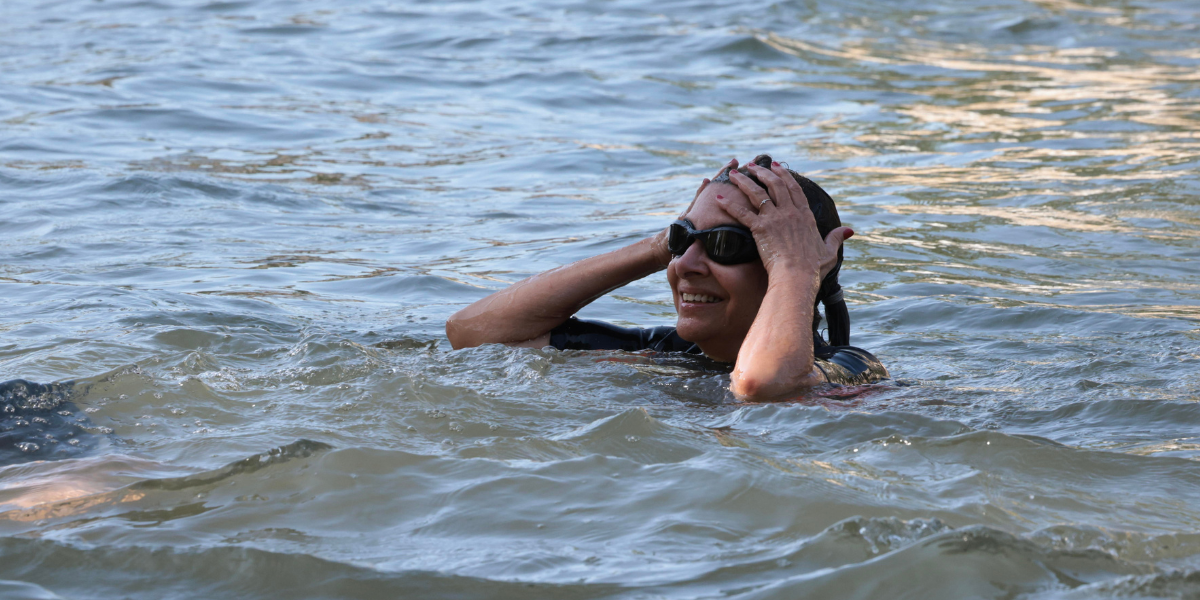 La alcaldesa de París sorprende nadando en el río Sena a pocos días ...
