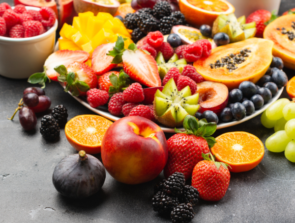 Las frutas que no debe dejar de comer a partir de los 50 años por sus ...