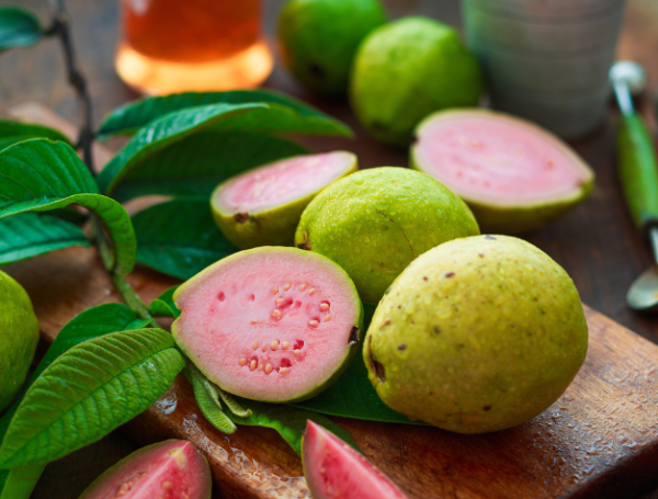 Así se usan las hojas de guayaba para hacer crecer el cabello sin químicos