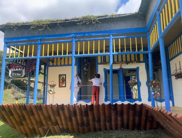 Esta es la casa al revés que visitan los viajeros en Quindío: el ...