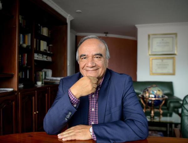 Quién es Héctor Carvajal, el escudero del presidente Petro elegido como ...