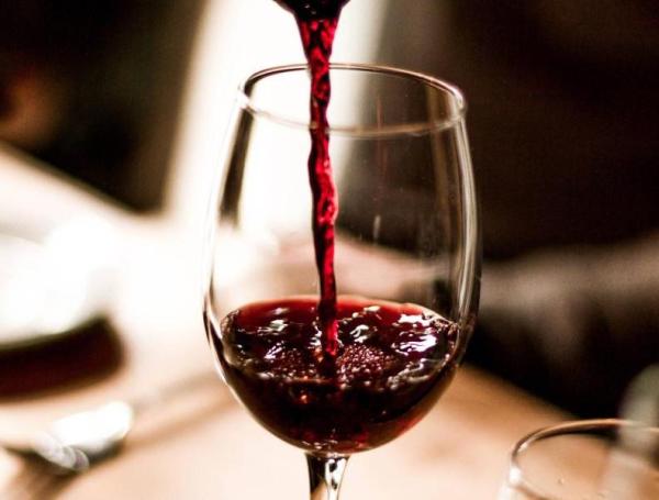 ¿Es el vino tinto más saludable que el blanco? Uno de los dos aumenta el riesgo de cáncer de piel