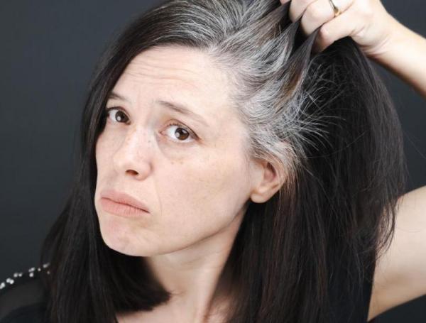 ¿Por qué le salen canas aunque sea muy joven?