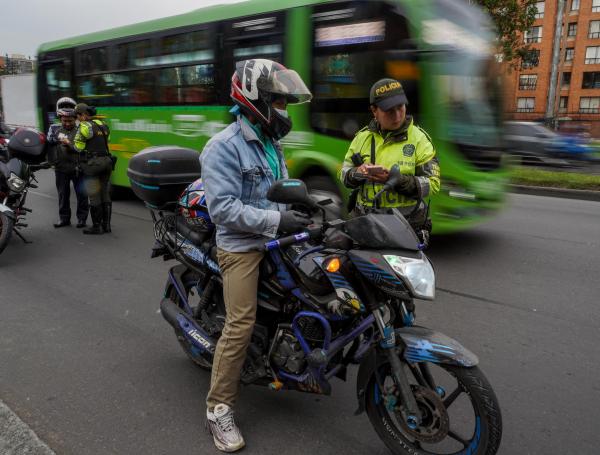La razón por la que alcalde Galán descartó la restricción del parrillero en moto en Bogotá; esto ...