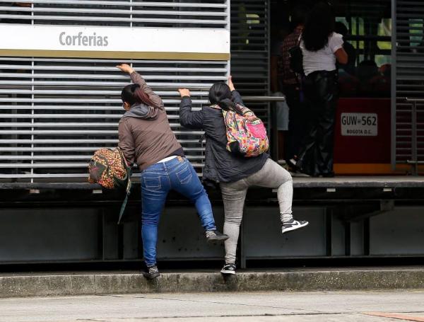 Video| Indignación por personas que arriesgan su vida y la de un bebé ...
