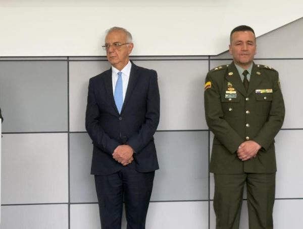 El general Carlos Triana asume la dirección de la Policía Nacional con ...
