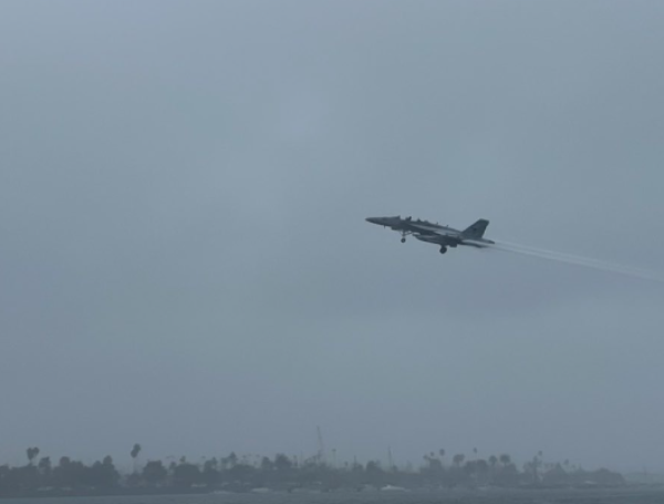 Video| Así fue la impresionante caída de avión militar en el mar de EE ...