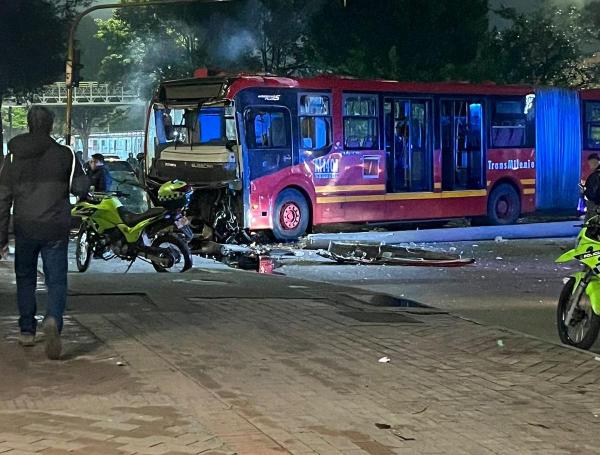 Aparatoso accidente entre bus de TransMilenio y carro en la calle 80 ... Aparatoso accidente entre bus de TransMilenio y carro en la calle 80 ...