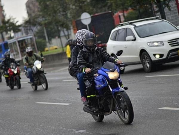 ¿Habrá restricción para parrillero en moto en Bogotá para 2025? Esto respondió alcalde Carlos ...
