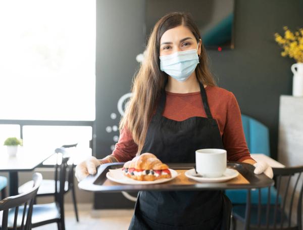 Cliente da 1300 dólares a mesera embarazada y sorprende con su reacción