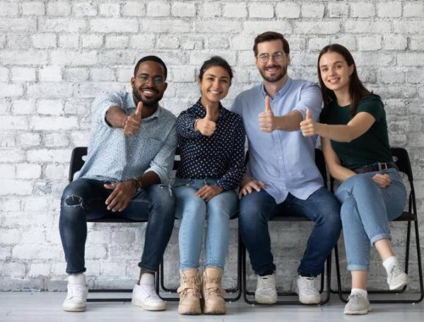 La forma en la que se sienta en el sofá dice esto sobre su personalidad