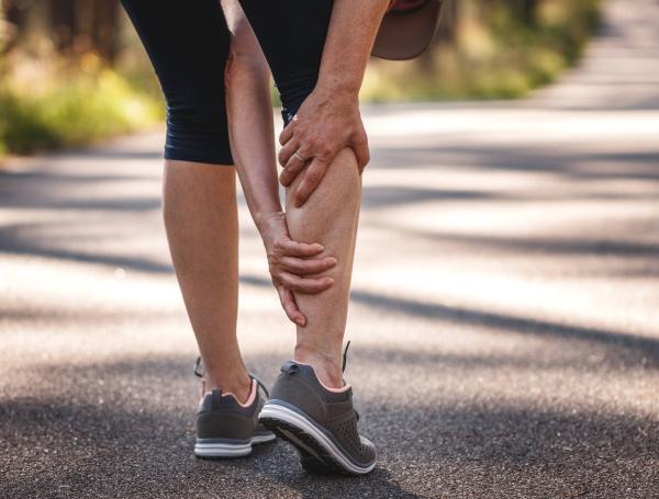 Calambres: causas, cómo prevenirlos y cuándo debe ir al médico