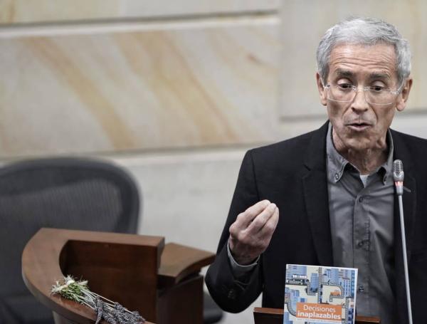 Gobierno Uribe responde a comentarios del padre Francisco De Roux