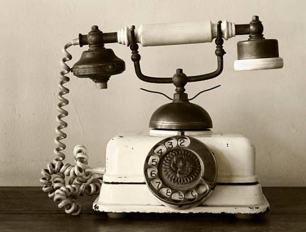 ¿Qué significa decir aló al contestar el teléfono?