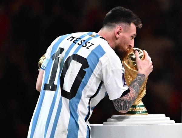 Qatar 2022: el emotivo beso de Messi a la copa antes de levantarla