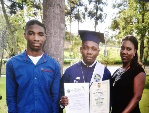 Los sueños de dos jóvenes que logran beca para estudiar en la U