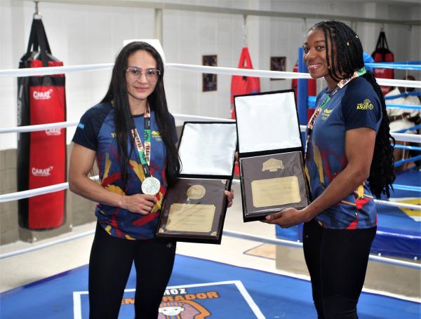 Valdez y Arias, homenajeadas tras subcampeonato de boxeo en la India