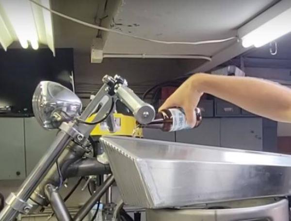 Padre e hijo crearon novedosa innovación, una moto que usa cerveza como ...