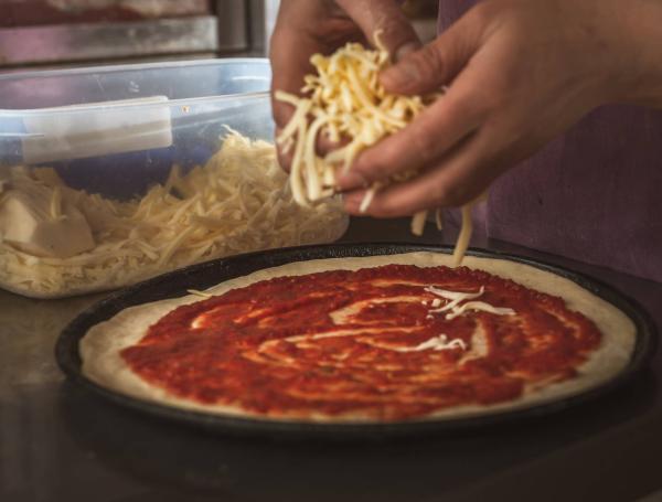 Consejos para hacer una deliciosa pizza en casa, según Roberto Petersen