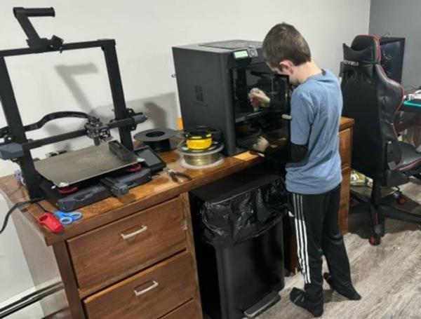 Tiene 10 años y encontró un negocio que le hace ganar miles de dólares ...