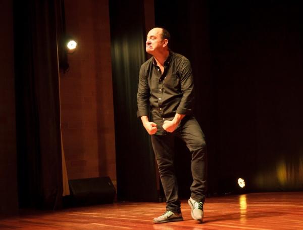 El actor colombiano Julián Arango presenta su monólogo 'Julianchou ...